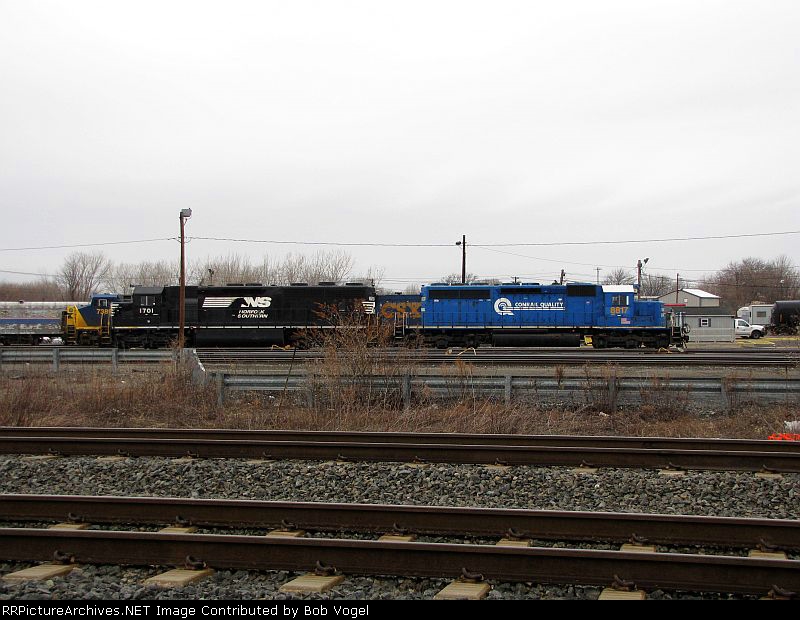 NS 1701 and CSX 8817